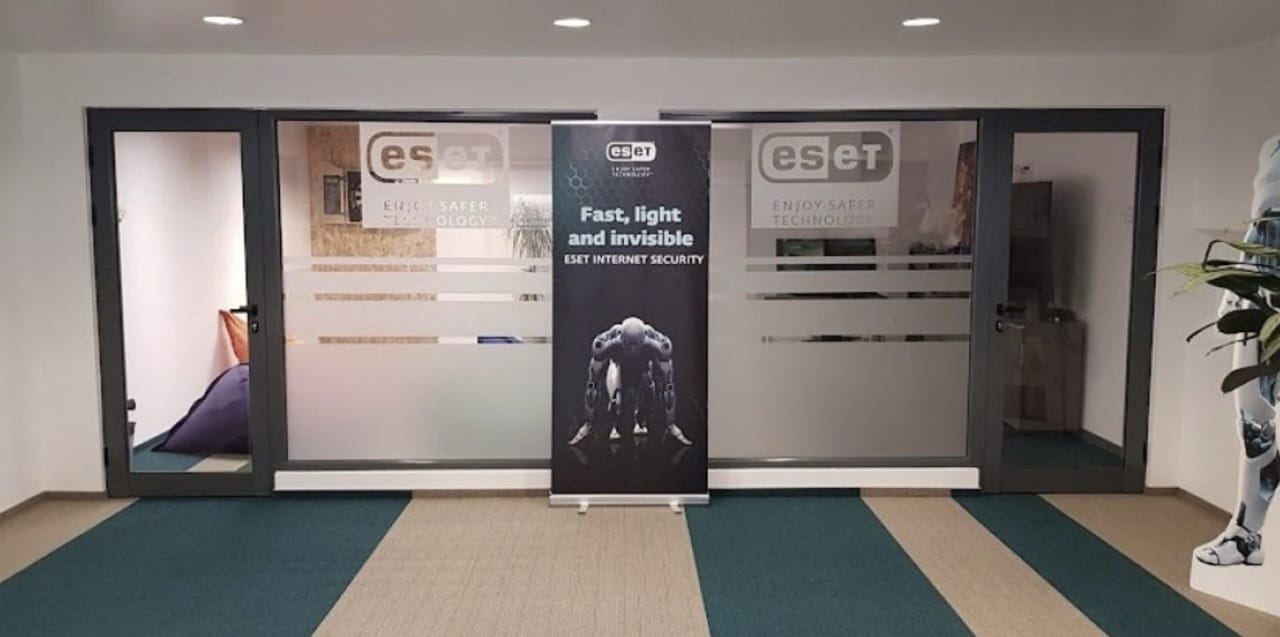 Pardoseală tehnologică, ESET, Iași - All Shapes